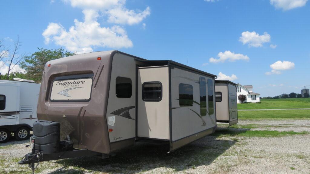 2013 Forest River Rockwood Ultra Lite Signature 8319SS - Poor Farmers ...